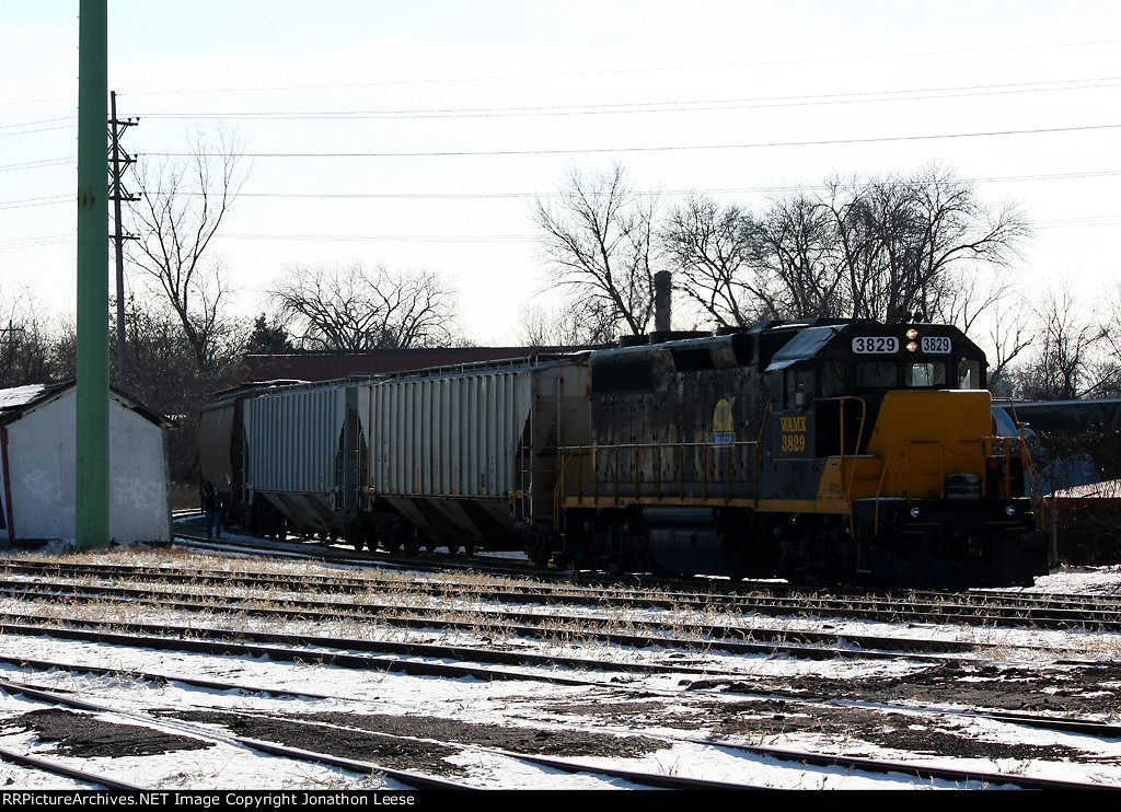 WAMX 3829 pulls into Ann St. yard with 4 cars for the GRE